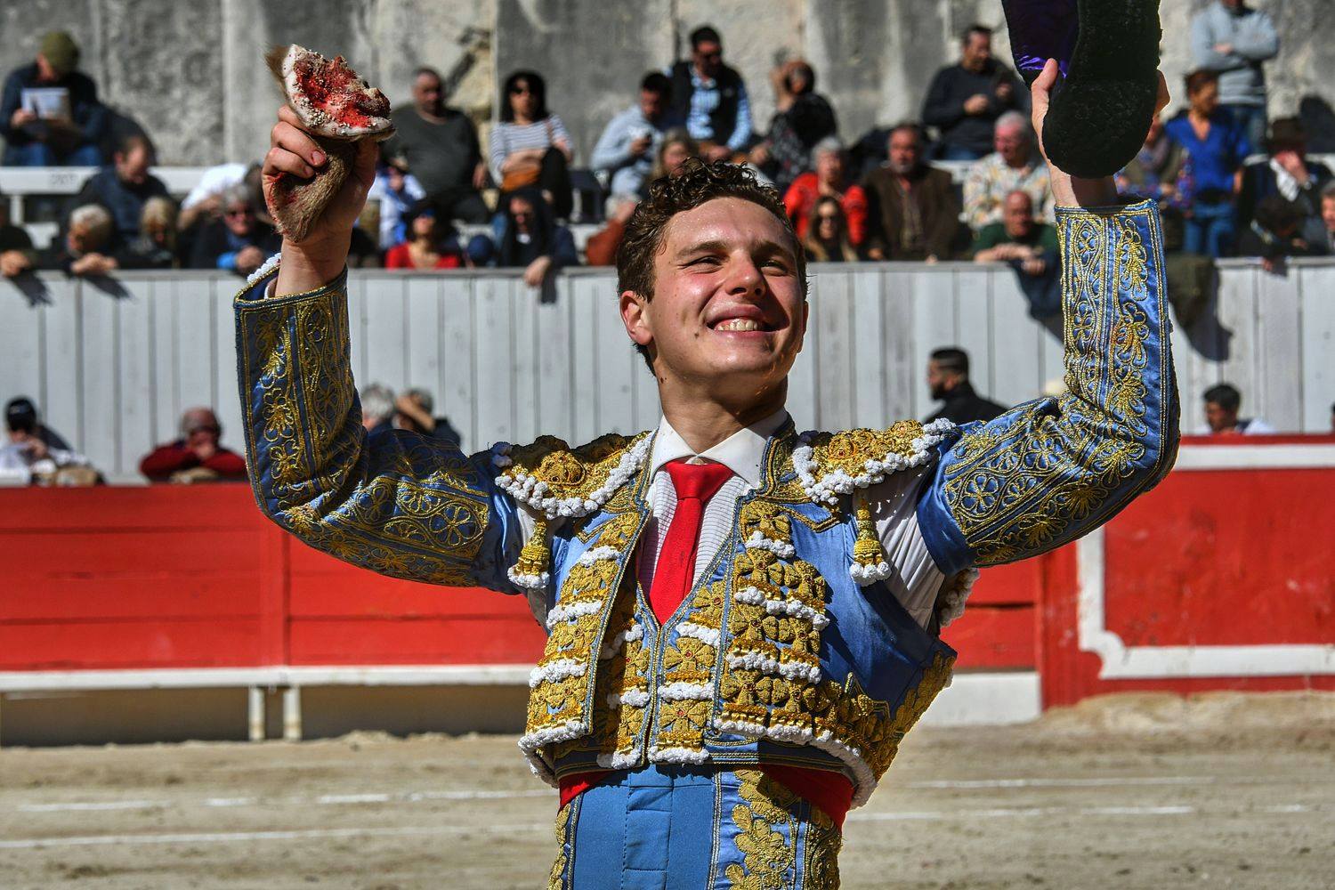 Arles : Adrien Salenc coupe l'unique oreille de la novillada matinale ...